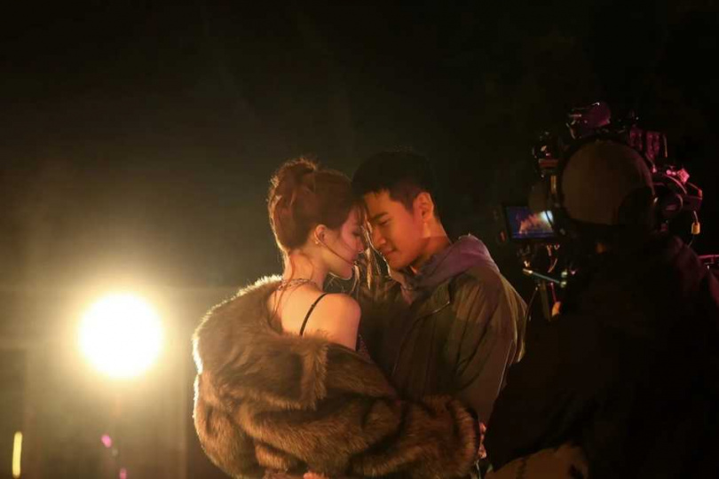 舒華助攻周興哲MV 紅髮太撩人！全新MV互動親密，周興哲更大讚舒華『超漂亮太有FEEL』！ | 漂亮 | CTWANT