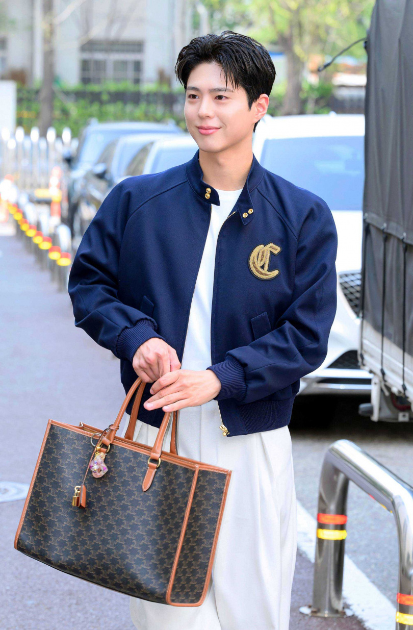最佳男友穿搭範本！暖男朴寶劍休閒風超出圈、BTS Jin化身酷帥男神現身Coldplay世巡 | 漂亮 | CTWANT