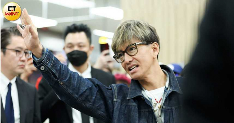 木村拓哉抵台笑容滿面頻揮手 保鑣貼身緊跟擋視線粉絲被氣哭 | 娛樂 | CTWANT