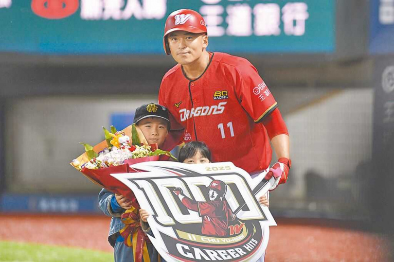 中職千安之夜！朱育賢披龍袍首轟 王威晨再見安打獲MVP | 生活 | CTWANT