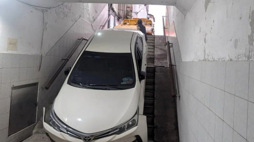 63歲女Uber司機不熟路況「誤闖行人地下道」 拖車救援出包又掉落 | 社會 | CTWANT