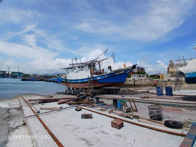 「恆豐什」號漁船擱淺南灣海域！後壁湖上架後漏油 最高可罰3000萬 | 社會 | CTWANT