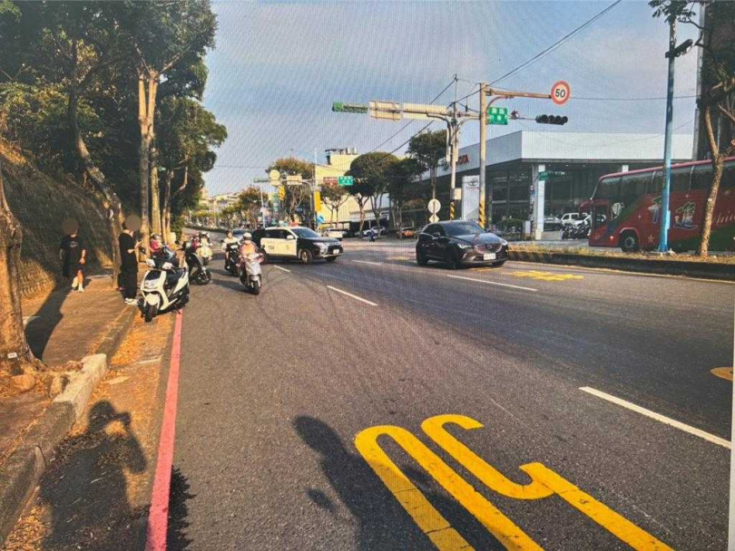 大貨車沿路漏油！3機車「雷殘」滑倒 警方聯繫才知闖禍 | 社會 | CTWANT