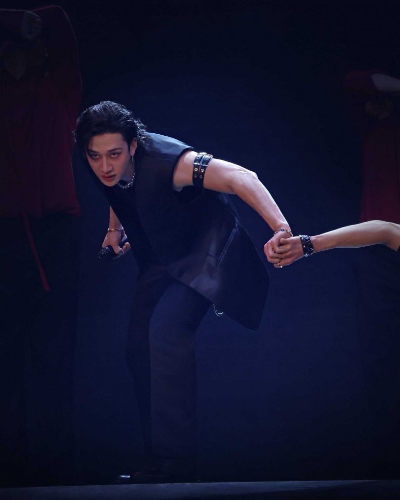 Stray Kids方燦世巡性感開撩！穿上FENDI訂製服大秀手臂線條、緊實腹肌，粉絲心臟暴擊 | 漂亮 | CTWANT