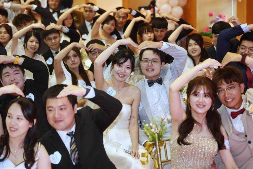 好浪漫！新北聯合婚禮102對新人完婚 侯友宜推婚育補助救生育率 | 社會 | CTWANT