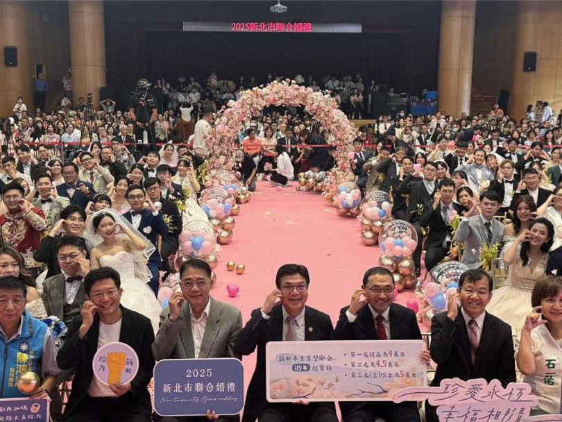 好浪漫！新北聯合婚禮102對新人完婚 侯友宜推婚育補助救生育率 | 社會 | CTWANT