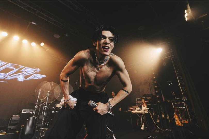 突破尺度！KIRE扒光自己坦露胸腹肌 躺女歌迷身上要她「儘管摸」 | 娛樂 | CTWANT