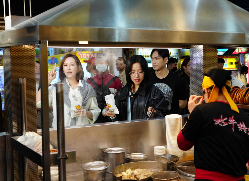 電商女王當地陪 Apink朴初瓏、金南珠嗨逛台灣夜市 | 娛樂 | CTWANT