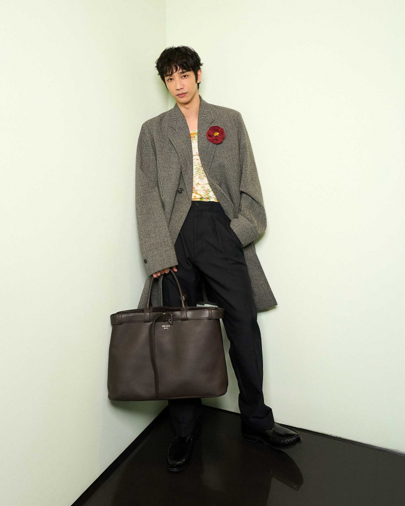 劉以豪Prada大衣配印花T反差感拉滿、自曝是大包控！謝欣穎粉色外套＋短上衣，小露腰線又甜又辣 | 漂亮 | CTWANT