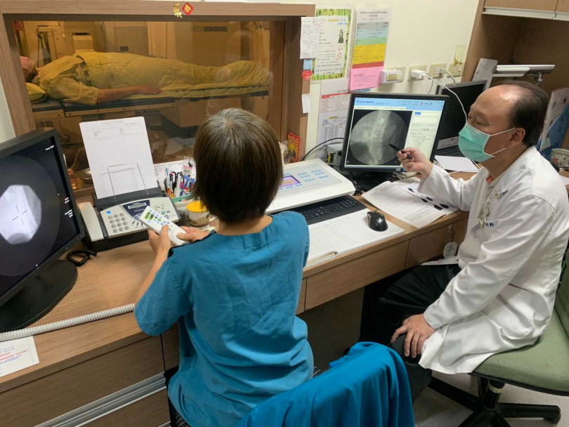 台中OL「2年5度腎結石」腰痛就醫 醫揪雙腎像「滿天星」原因曝光 | 生活 | CTWANT