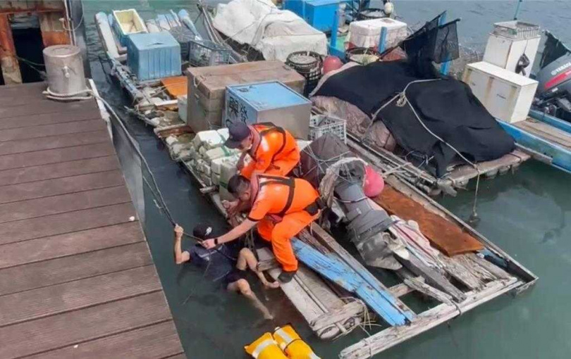 苗栗遊客到烏石港玩卻「失足落海」 海巡即刻拋救生衣！救援成功 | 社會 | CTWANT