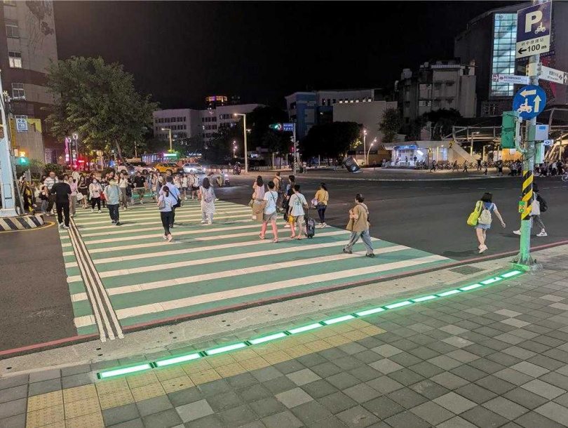 新北試辦「行人地面警示燈」 結合LED地磚與行人號誌同步變色 | 生活 | CTWANT