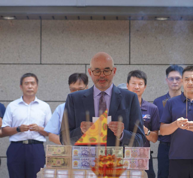 比台灣人還懂拜！AIT普渡超講究 供品竟出現香菜多力多滋、綠色乖乖 | 生活 | CTWANT