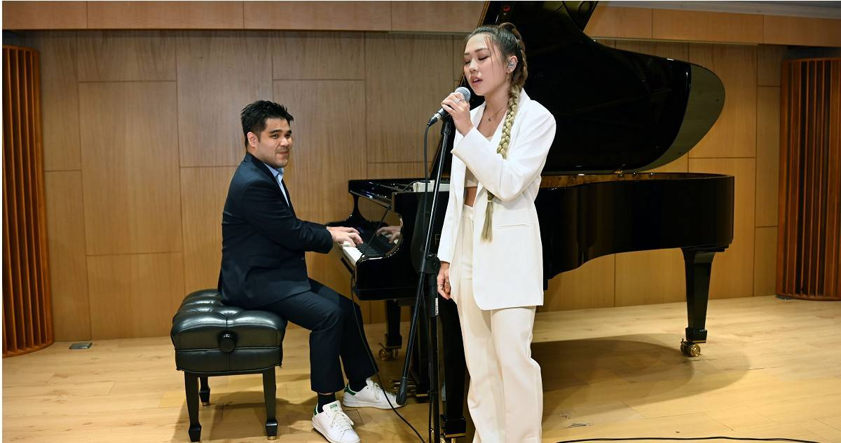 艾薇攜手金曲獎鋼琴家黃裕翔 全新One Take展現唱功 | 娛樂 | CTWANT