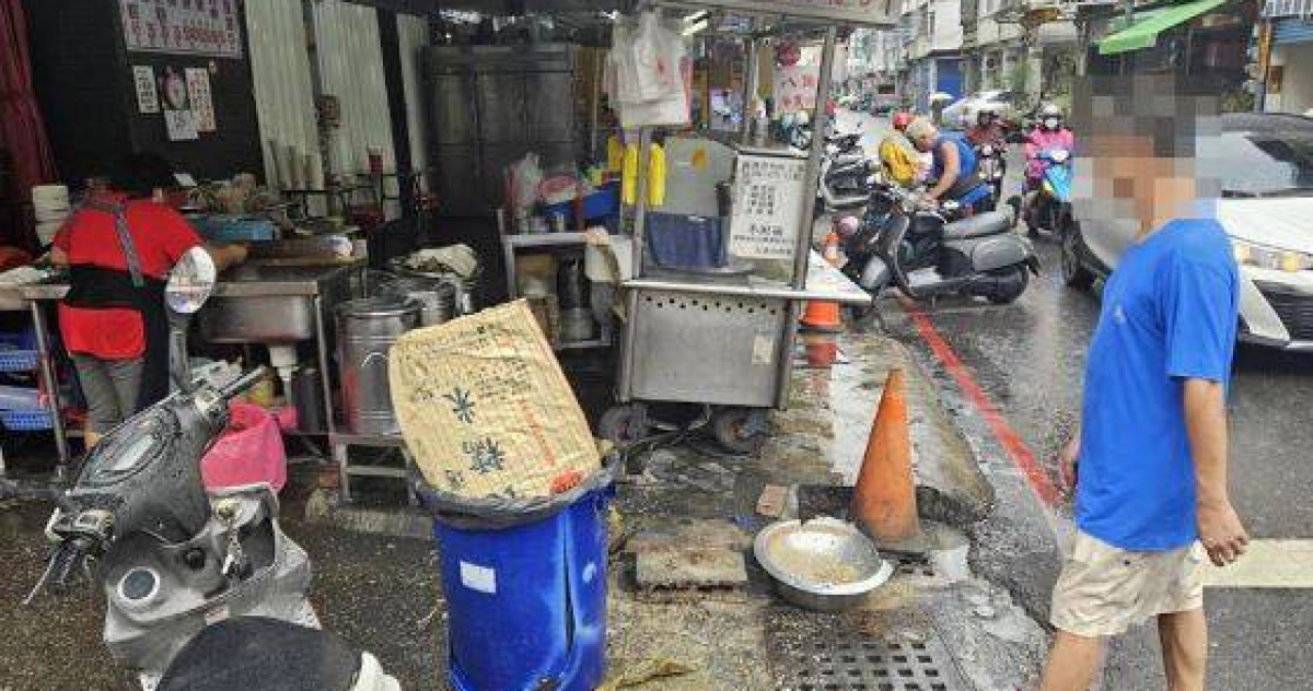 你累了嗎！駕駛下車「忘打P檔」撞翻肉粽攤 餐車商品毀損畫面曝 | 社會 | CTWANT