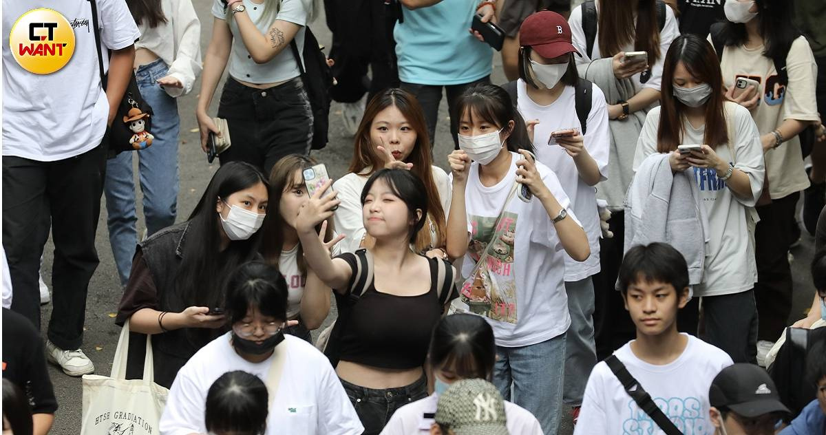 112年分科測驗結束 考生開心離場合影留念 | 生活 | CTWANT