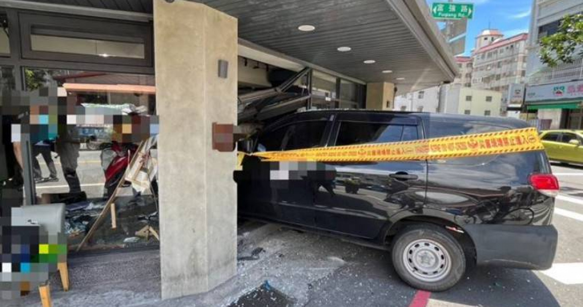 秒變得來速！花蓮廂型車暴衝「插進」早午餐店 釀13傷送醫 | 社會 | CTWANT