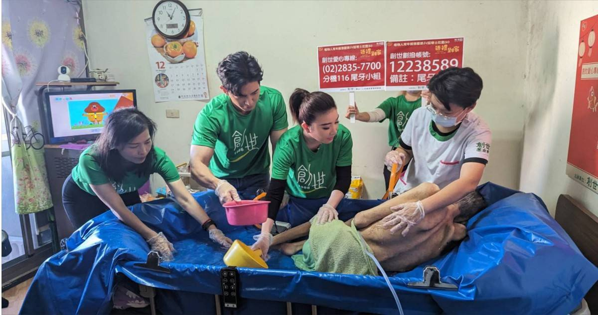 任創世傳愛大使！許維恩夫婦體驗協助原床泡澡 意外曝母罹失智症 | 社會 | CTWANT