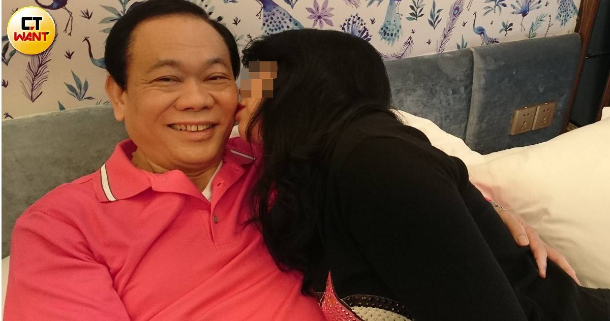 基隆市消防局長遭爆婚外情 匿名者寄發摟腰滾床親吻照 | 政治 | CTWANT