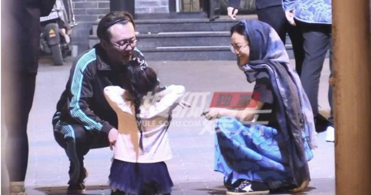 周迅與小13歲吉他手甜蜜約會 大街上突然雙手貼地行「跪拜禮」 | 娛樂 | CTWANT