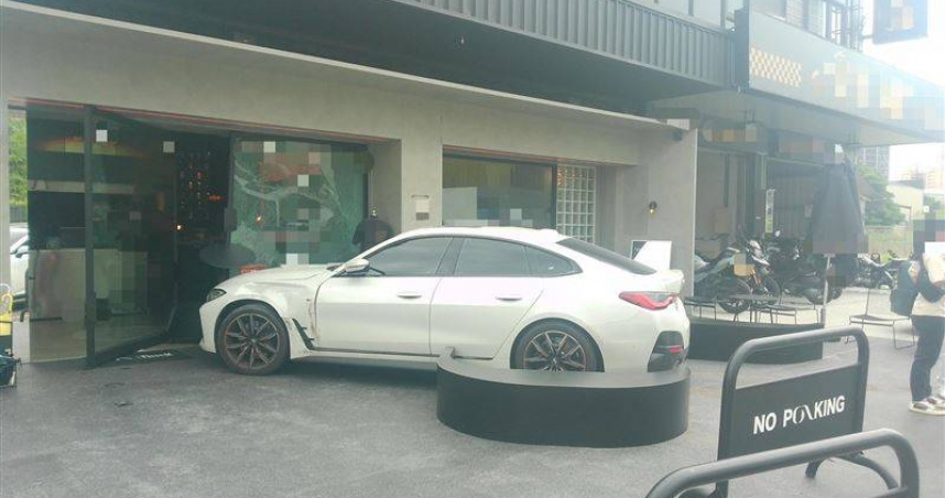 北屯順興街咖啡店突遭BMW失控衝撞 玻璃碎裂驚魂未釀傷 | 社會 | CTWANT