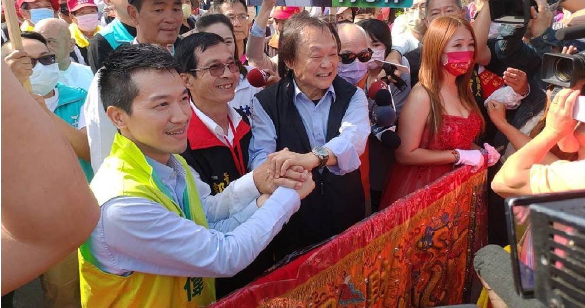 何志偉王世堅同框 兩人握手互加line | 政治 | CTWANT