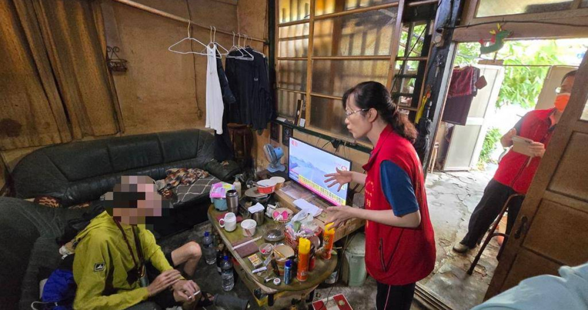 電視看一半「屋頂坍塌」破大洞！高雄獨居翁嚇壞 警消協助安置 | 社會 | CTWANT