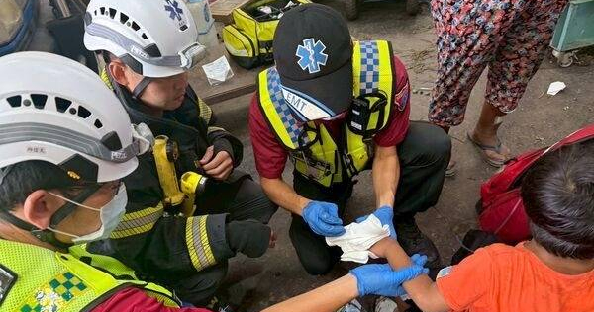 5歲童手伸高速運轉檳榔機驚險卡死 消防急倒轉救命脫困 | 社會 | CTWANT