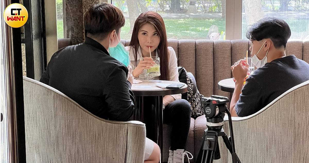 娛樂報報／美魔女楊麗菁飯店會兩男 緊身長褲現好身材 | 娛樂 | CTWANT