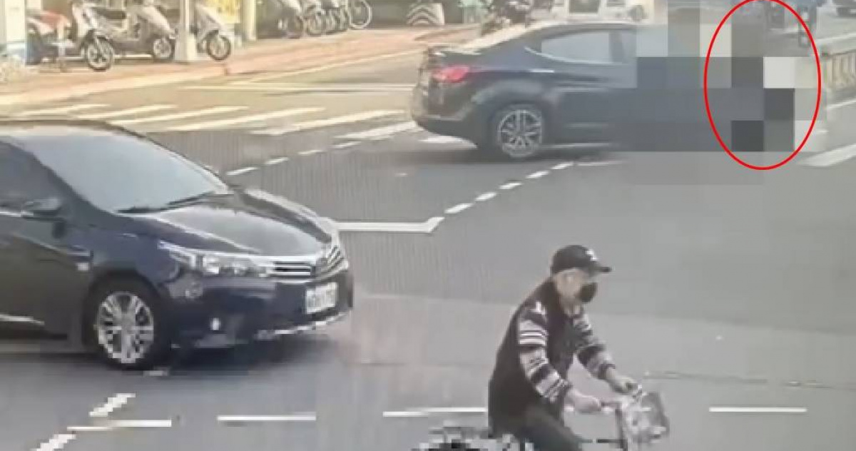 又是A柱惹的禍？男路口轉彎撞飛交整警 他右顴骨骨折急送醫 | 社會 | CTWANT