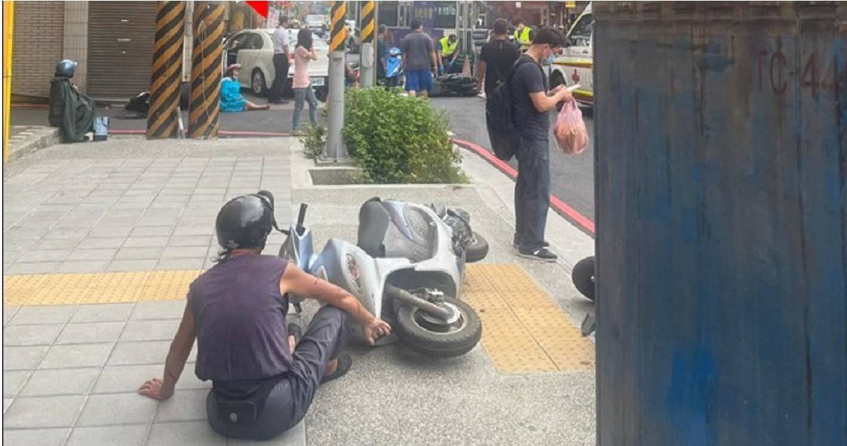 新北土城逆向追撞事故 白色轎車衝撞多輛機車釀9人傷 | 社會 | CTWANT