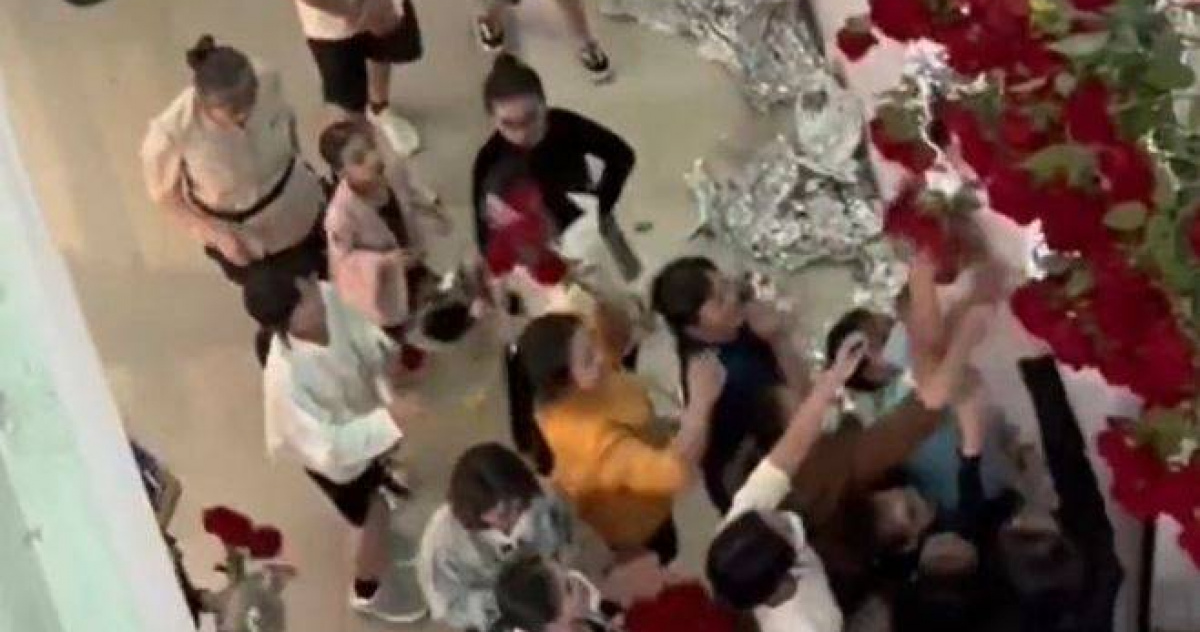 商場520活動精心布置浪漫氛圍 喪屍級大媽「辣手摧花」拿了就走 | 國際 | CTWANT