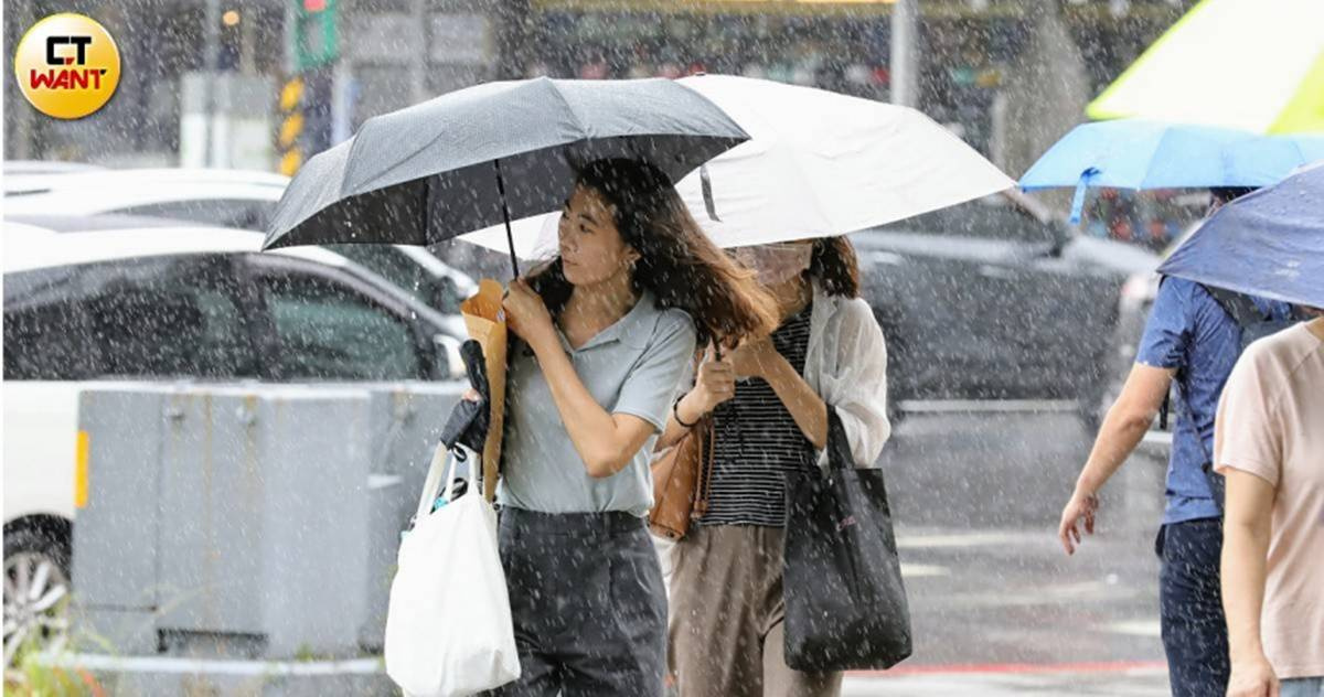 蘇拉颱風「再度開眼」T值往上衝…專家曝2條路夢魘再現 今、明最近台 | 生活 | CTWANT