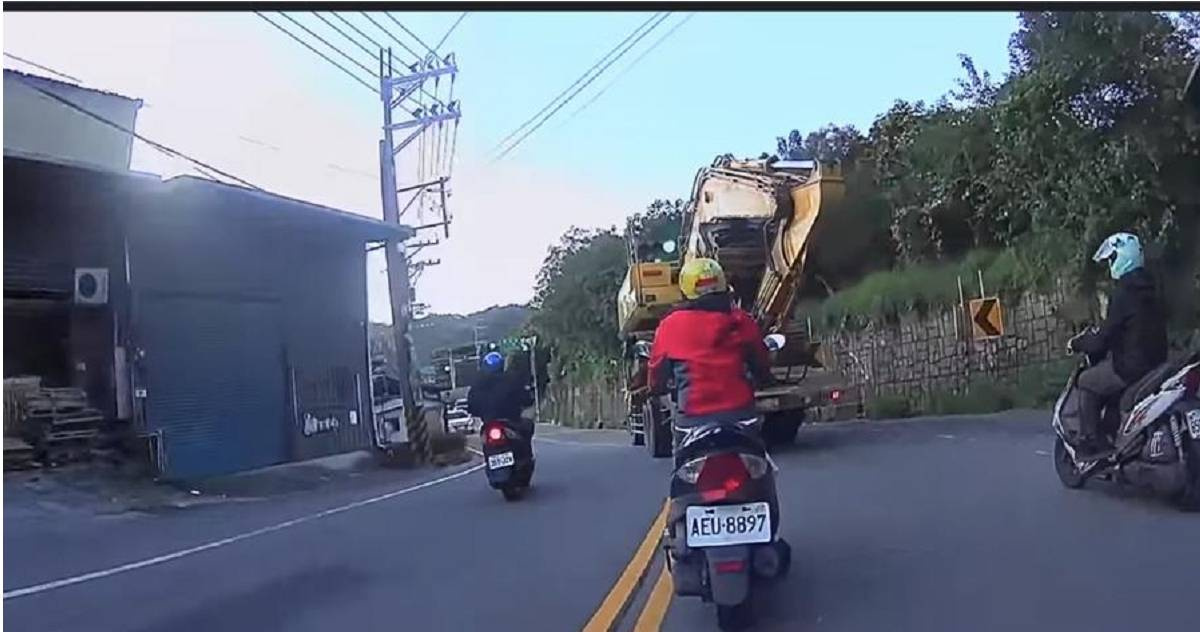 惡劣三寶「逆向」釀3機車追撞一團 竟還揚長而去 | 社會 | CTWANT