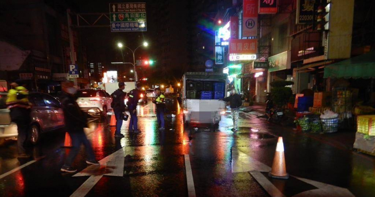 台中6旬男騎士雨天撞上併排貨車 釀頭部重創送醫仍不治身亡 | 社會 | CTWANT