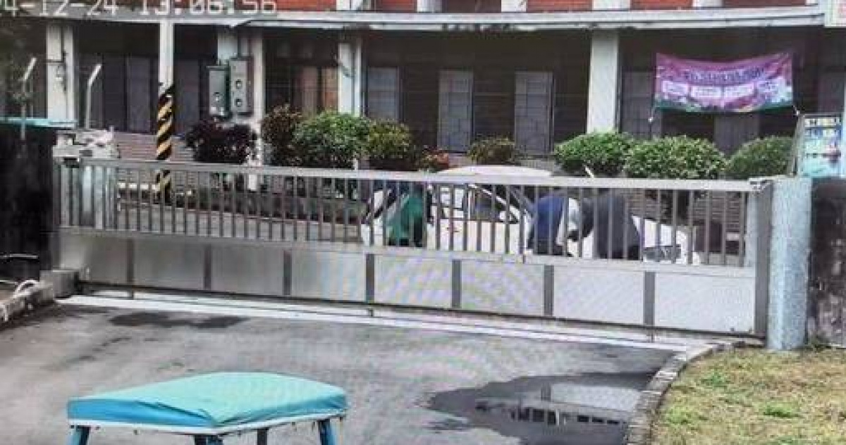 苗栗街頭白車內鬧激烈口角！ 持棍追打黑衣男全程曝光 | 社會 | CTWANT