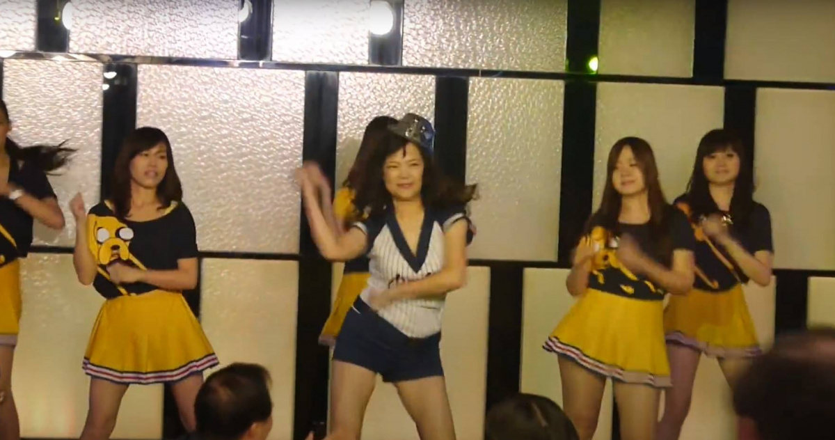 王美花也穿熱褲V領熱舞 網友：自己物化自己 | 政治 | CTWANT