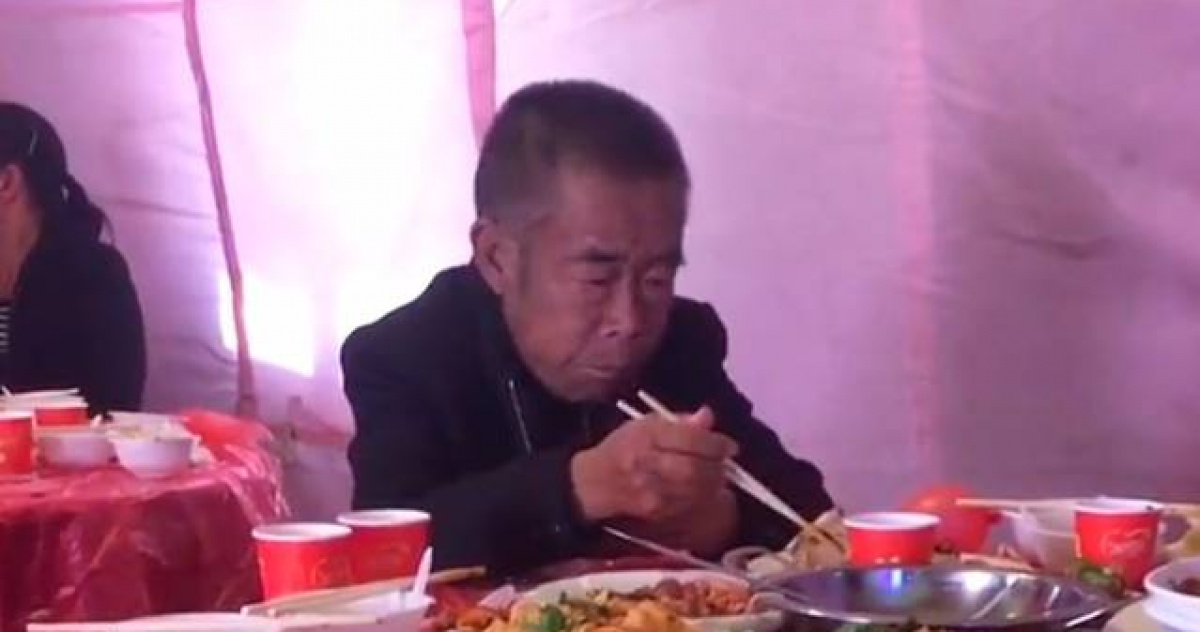 外甥結婚…拾荒男包13萬慘被羞辱 單獨一桌「吃剩菜剩飯」超淒涼 | 國際 | CTWANT