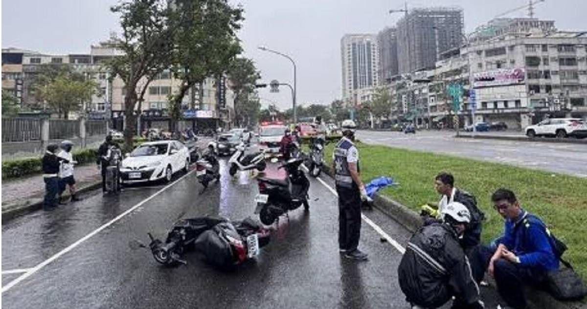 疑前方掉電風扇！高雄6機車「煞不住」追撞 釀8傷3送醫 | 社會 | CTWANT