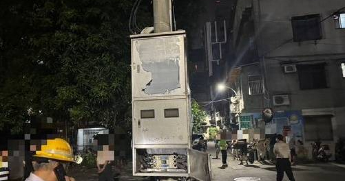 夜空驚現火光 新莊電箱起火爆炸瞬間全區停電 | 社會 | CTWANT