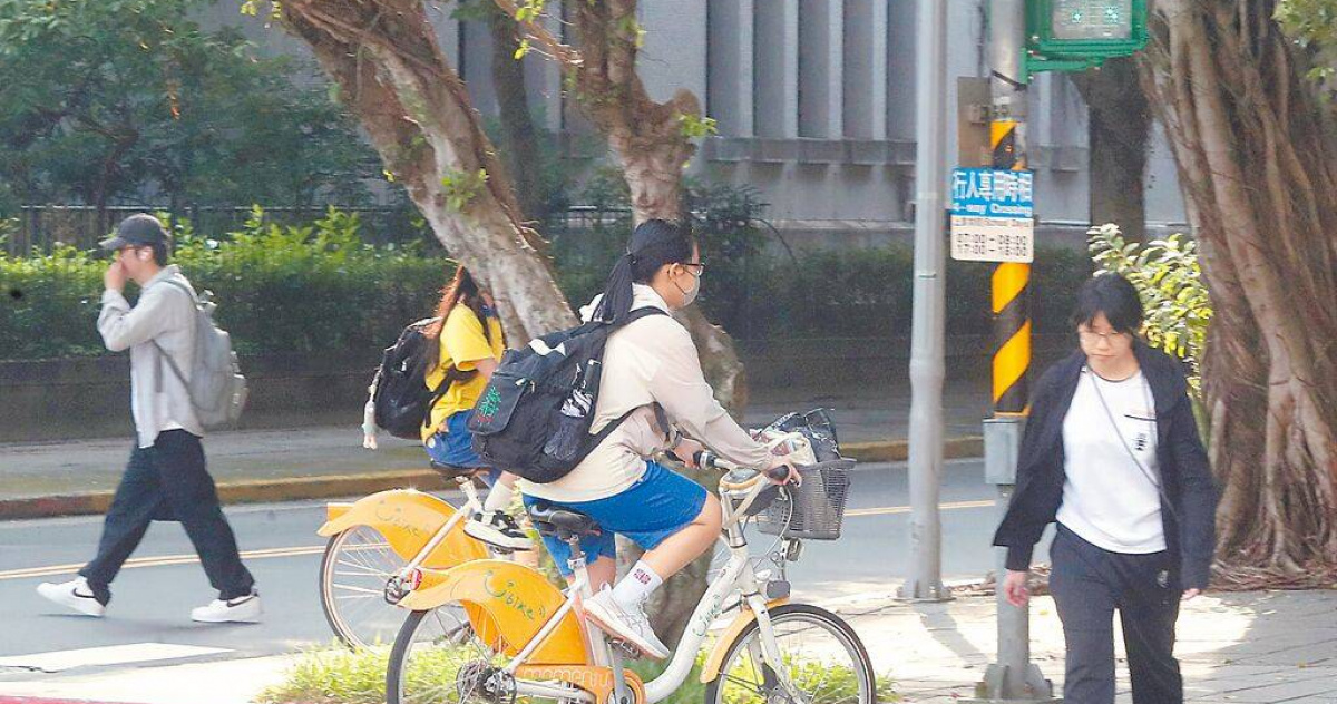 部落客騎腳踏車！羞問「能騎上人行道嗎」 警政署曝原則：最重罰1200元 | 生活 | CTWANT