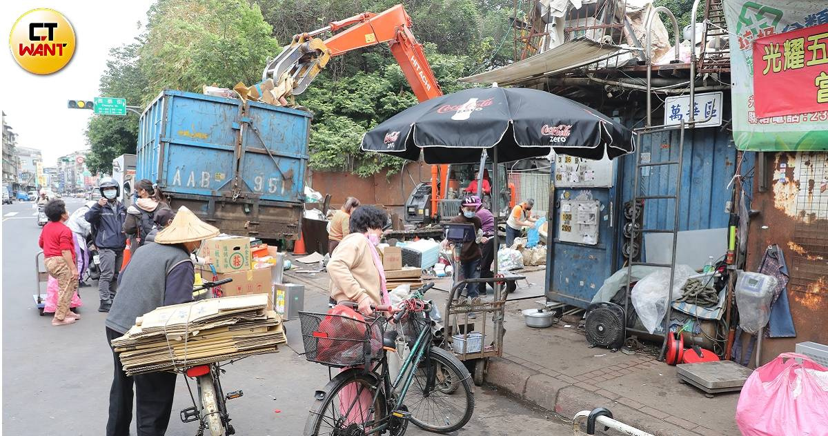 窮人銀行1／萬華50年老回收場落幕 200拾荒者憂「沒有明天」 | 社會 | CTWANT