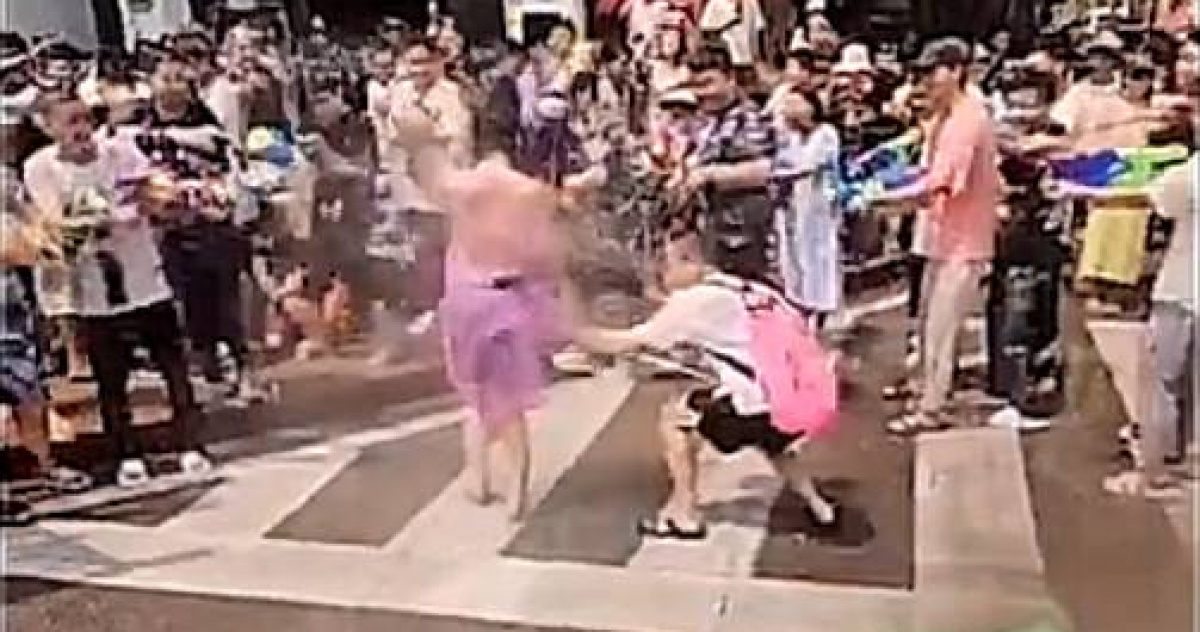 妹子參加潑水節遭撕扯雨衣 知情人士痛訴：他們針對女性私密處 | 國際 | CTWANT