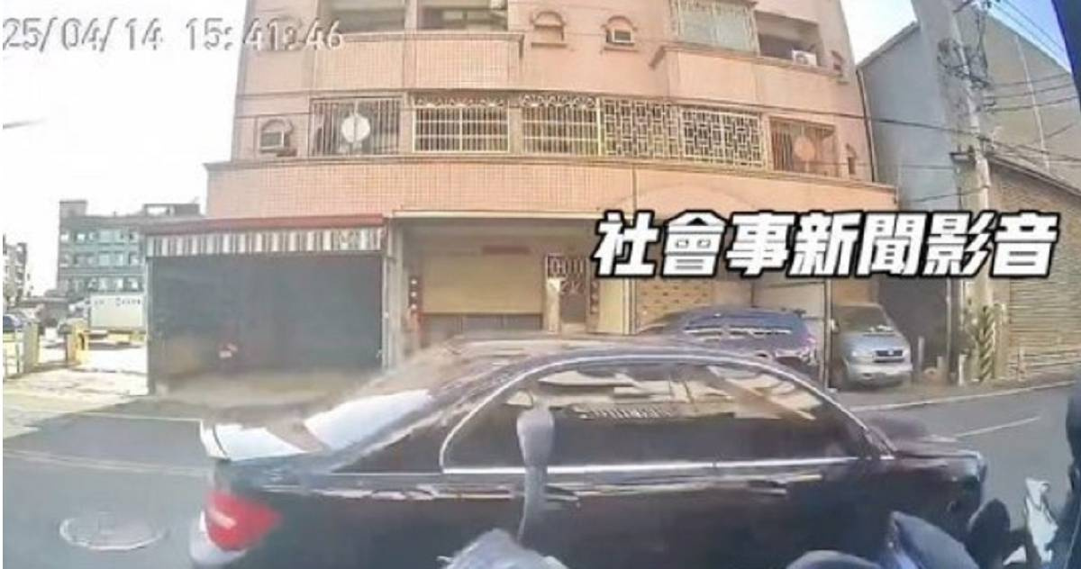 高雄離奇事故！賓士刷倒「整排停放機車」落跑 警以車追人中 | 社會 | CTWANT