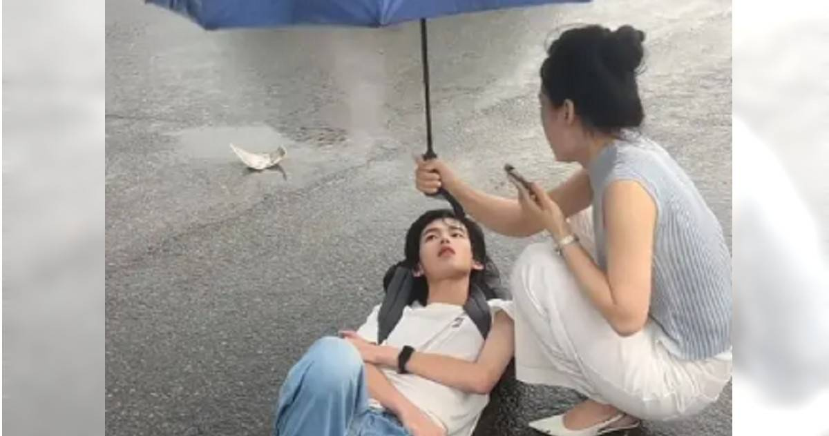 街頭溫情一幕！男孩雨中被撞倒「路人冷漠無視」 女子獨自守護的畫面暖哭網友 | 國際 | CTWANT