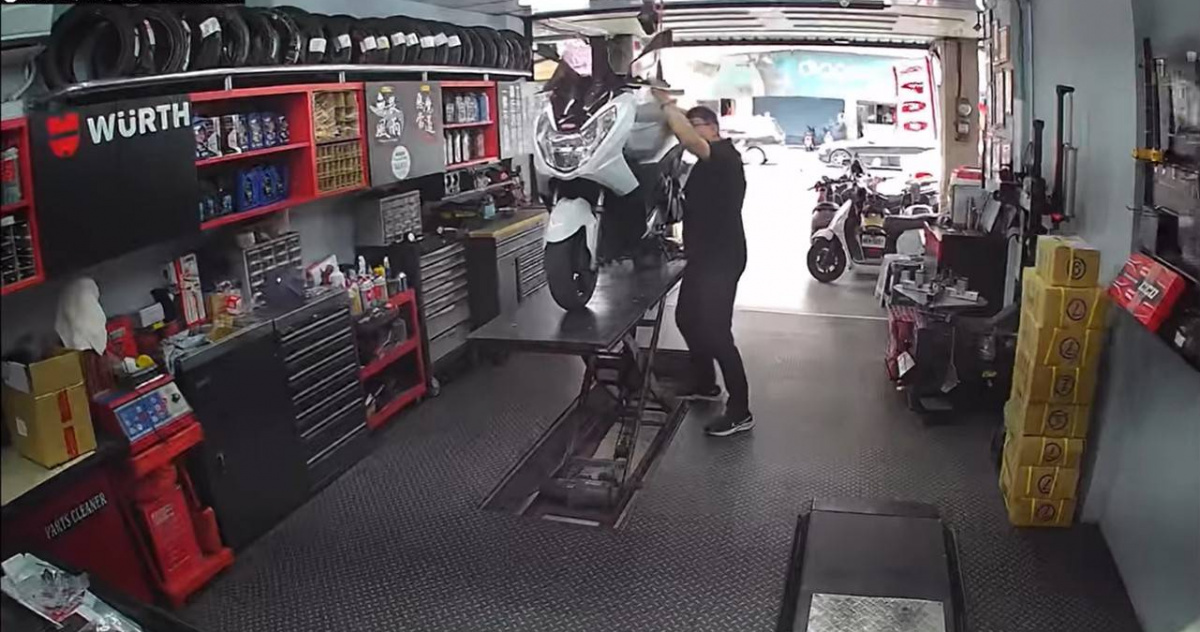 花蓮強震狂搖…機車行老闆「秒做1動作」 網見畫面超感動：太敬業 | 生活 | CTWANT