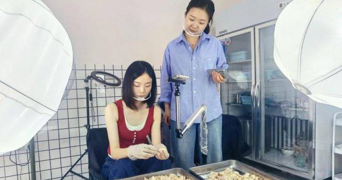 90後女老闆直播「給雞屁股拔毛」吸萬人觀看 2個月用壞5把鑷子 | 國際 | CTWANT