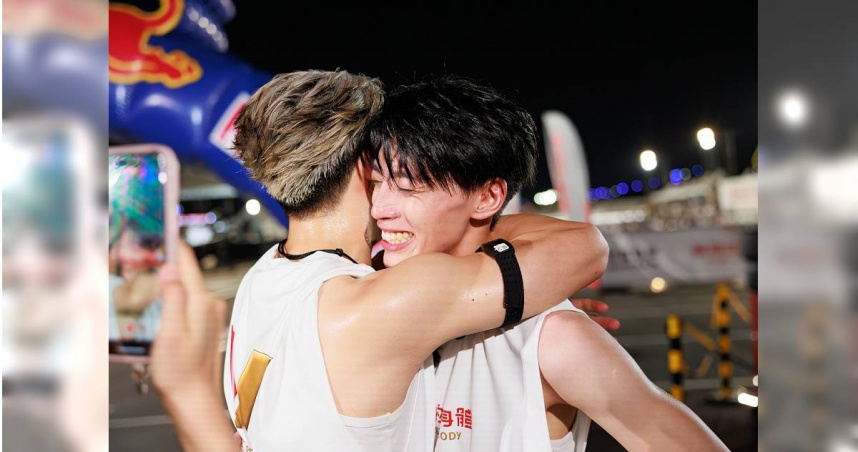 Ozone黃文廷因「這事」流下男兒淚 李哲言霸氣擁抱惹粉絲尖叫 | 娛樂 | CTWANT