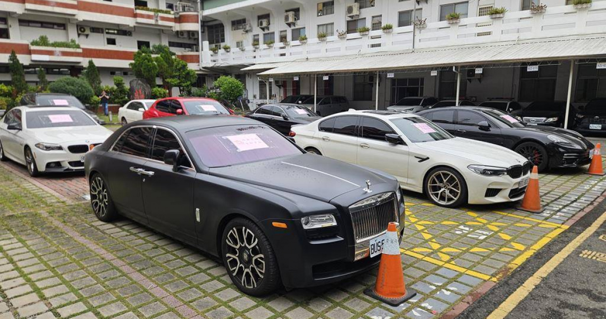 「雄女制服改造」爭議網紅真實身分爆⋯竟是詐欺金主 豪車遭查扣、羈押禁見 | 社會 | CTWANT