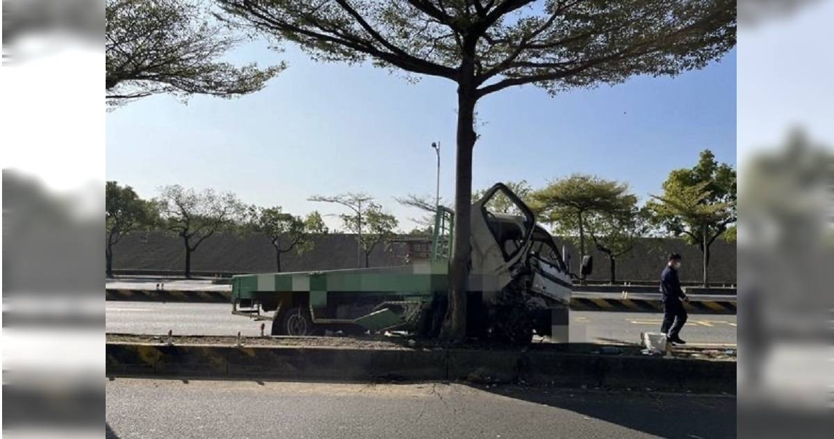 碰！男子上班恍神自撞分隔島 車頭嚴重凹陷變形 | 社會 | CTWANT